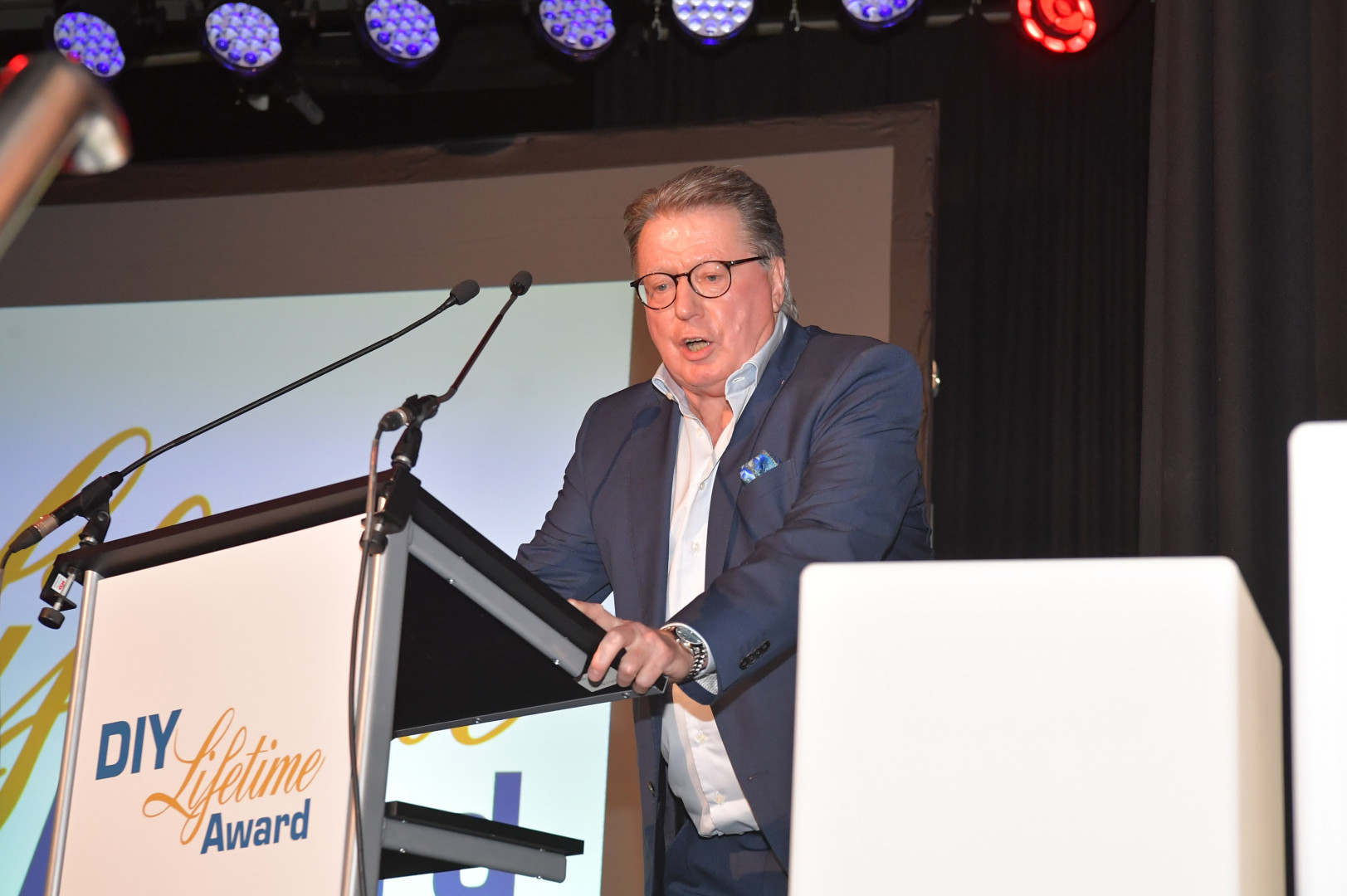 Ehrenpreis für den Visionär und Mac... - diy online