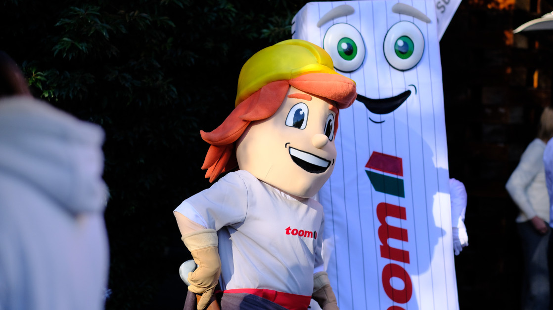 Toom feiert mit seinen Absolventen - diy online